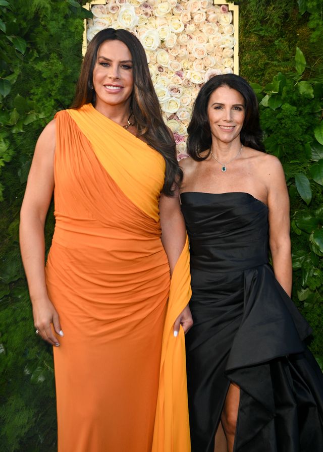 Globos de Oro 2025: Karla Sofía Gascón posa con su mujer, Marisa, en la alfombra roja
