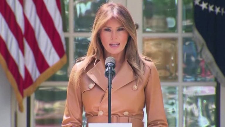 Melania Trump respalda una ley contra la pornografía infantil generada ...