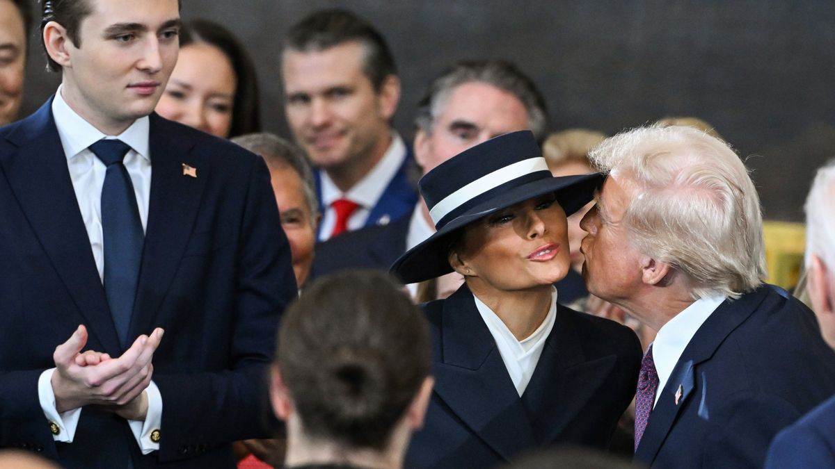 El problema de Donald Trump y Melania al darse un beso en la toma de ...
