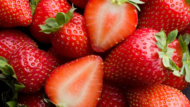 Por qué pelar las fresas, según el chef José Andrés
