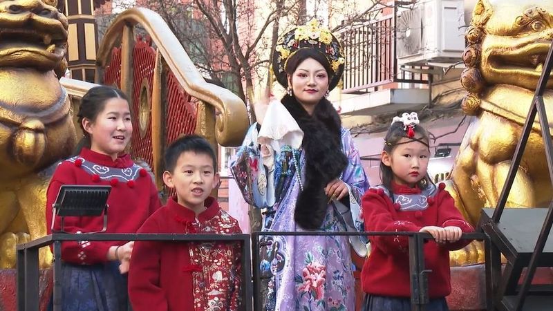 El desfile del Año Nuevo chino reúne a miles de personas en Usera, Madrid