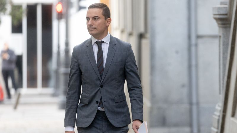 Juan Lobato renuncia a su sueldo como senador