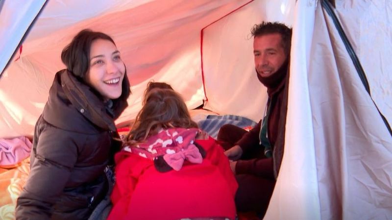 Una pareja vive con sus dos hijas en una tienda de campaña tras perder ...