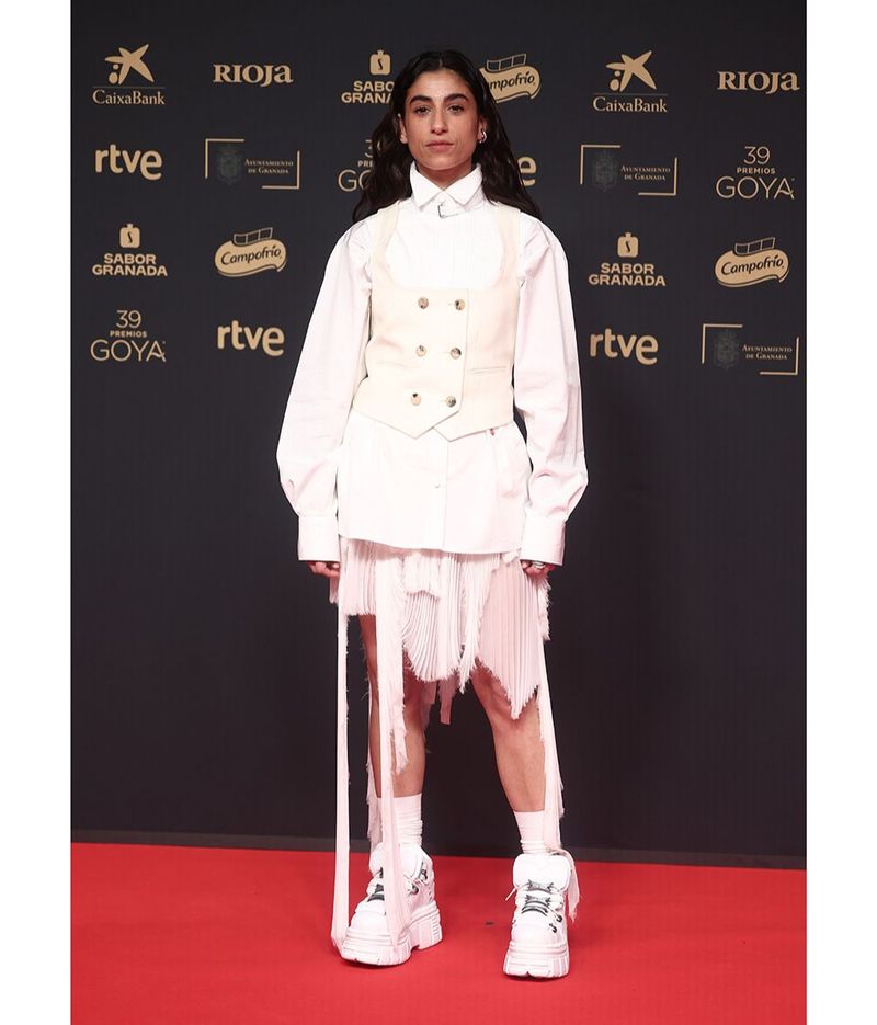 Premios Goya 2025: el rompedor look de Carolina Yuste, con deportivas góticas