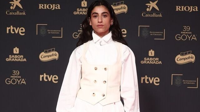 Premios Goya 2025: el rompedor look de Carolina Yuste, con deportivas góticas
