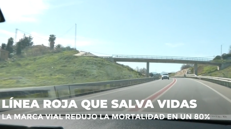 Una línea roja en una carretera de Coín reduce los accidentes de tráfico