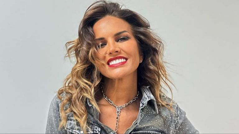 Marta López muestra su anillo de compromiso y una foto junto a su ...
