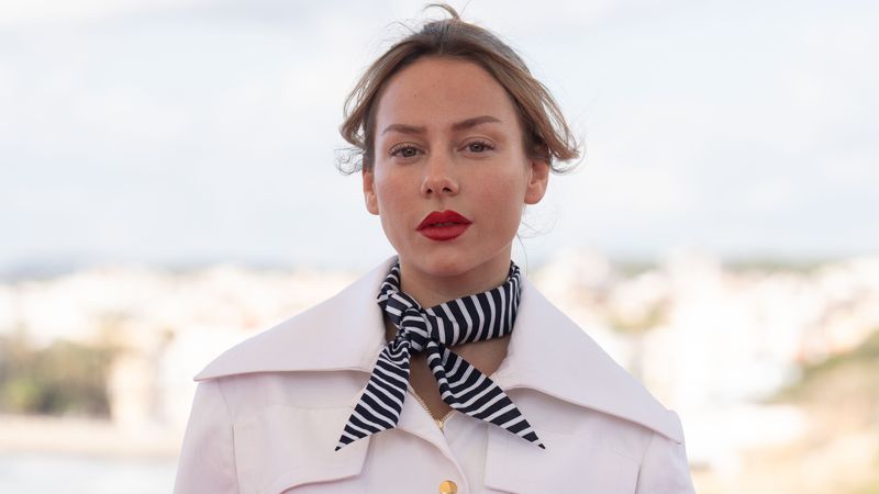 Ester Expósito y sus románticos besos con un reconocido actor en Madrid ...