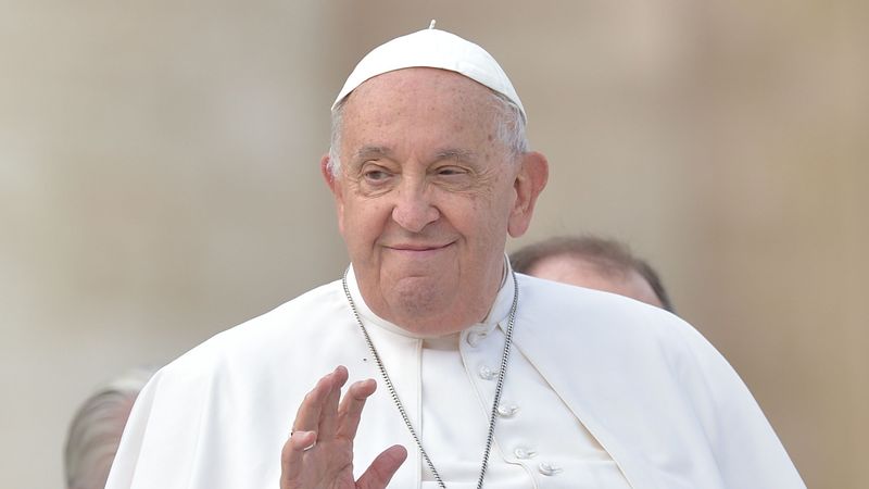 Papa Francisco: su "cuadro complejo" obliga a cambiar su tratamiento en el hospital