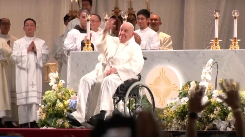 El papa Francisco sufre un neumonía bilateral: su cuadro clínico sigue siendo "complejo"
