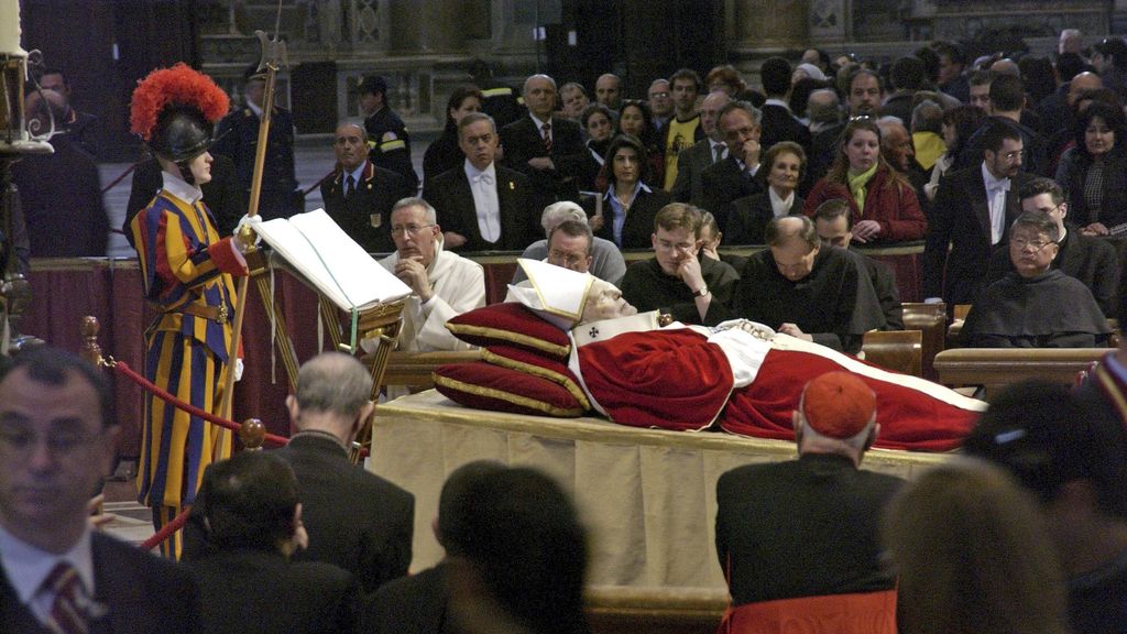 Así fue el funeral de Juan Pablo II, la mayor reunión de dirigentes de ...