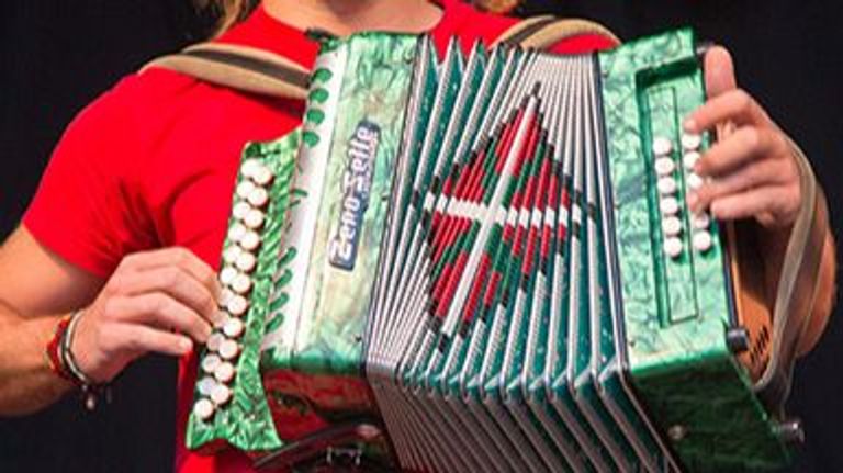 La trikitixa, instrumento vasco, entra dentro de las enseñanzas ...