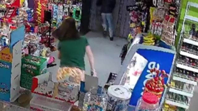El vídeo viral de dos tenderas enfrentándose a un atracador armado con ...