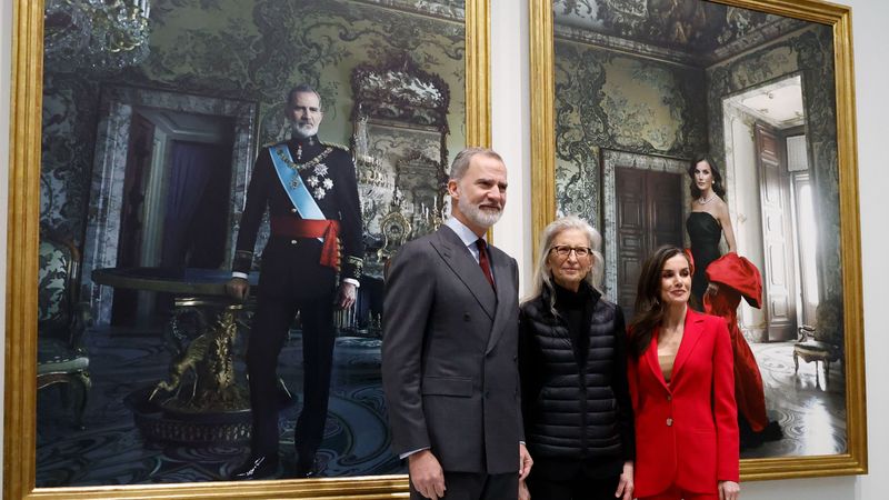Felipe VI y doña Letizia, visitan sus retratos de Annie Leibovitz