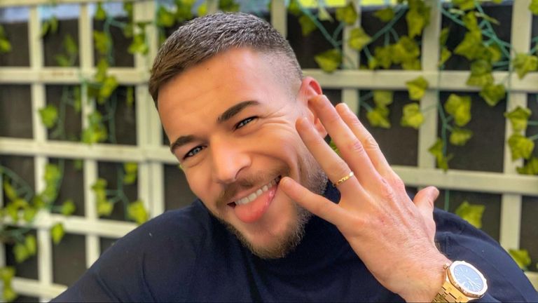 Tony Spina posa por primera vez en público junto a su hermana Sharon ...