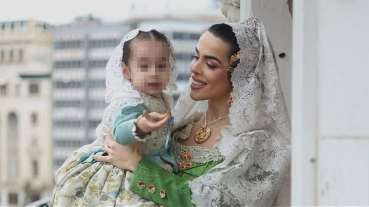 Violeta Mangriñán y su hija Gala se visten de falleras para la Ofrenda ...