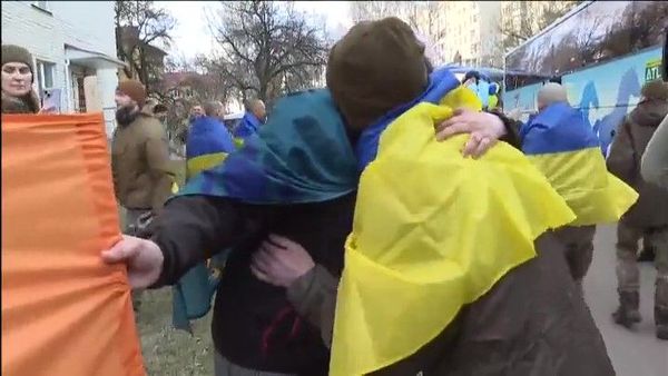 Rusia y Ucrania intercambian 350 prisioneros de guerra: el emotivo reencuentro con sus familiares
