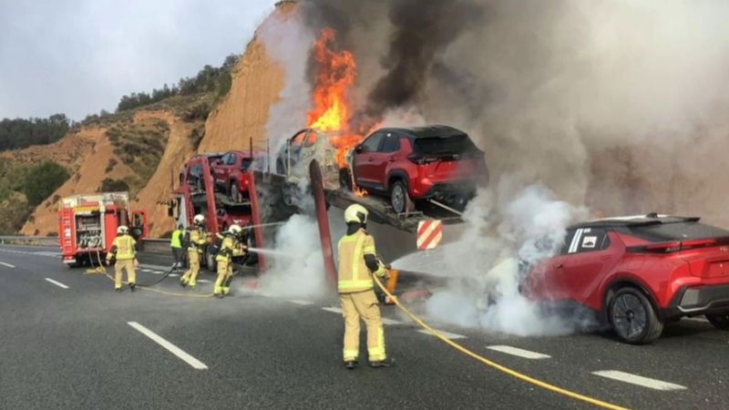 Un camión arde cuando transportaba coches por la A-92 en Granada