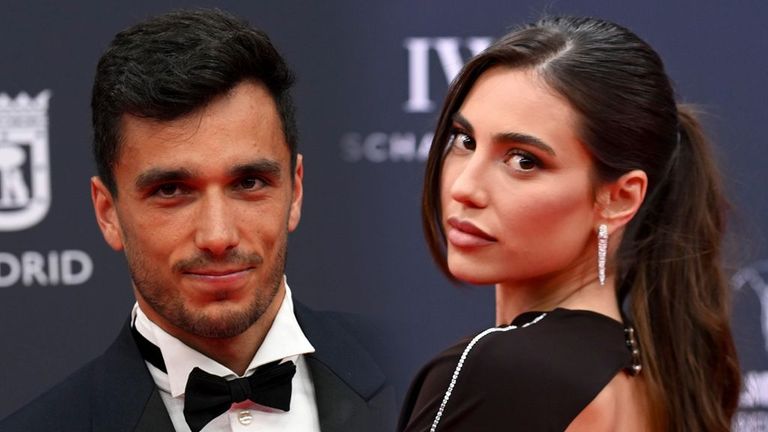 Ale Galán y Sandra Garal confirman su relación con un beso y posado oficial