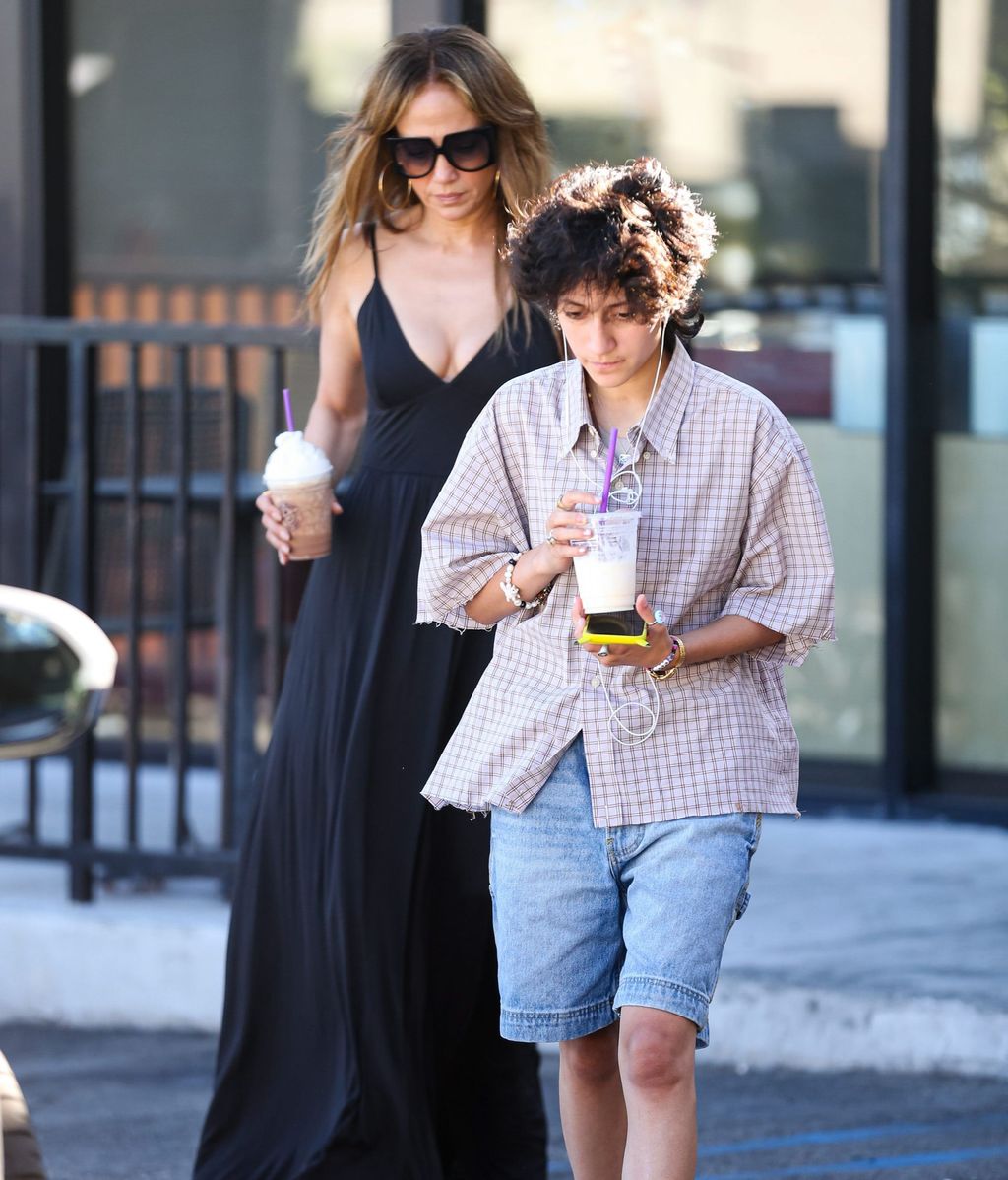Jennifer Lopez posa con su hija Emme en una alfombra roja: su gran ...