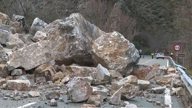 Un impresionante desprendimiento de rocas obliga a cerrar una carretera ...