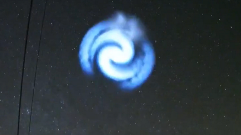 Las imágenes de la espiral azul que ha cruzado el cielo de España