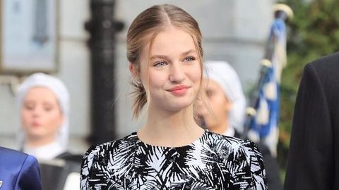 La primera foto de la princesa Leonor en bikini, con gafas de sol y en ...