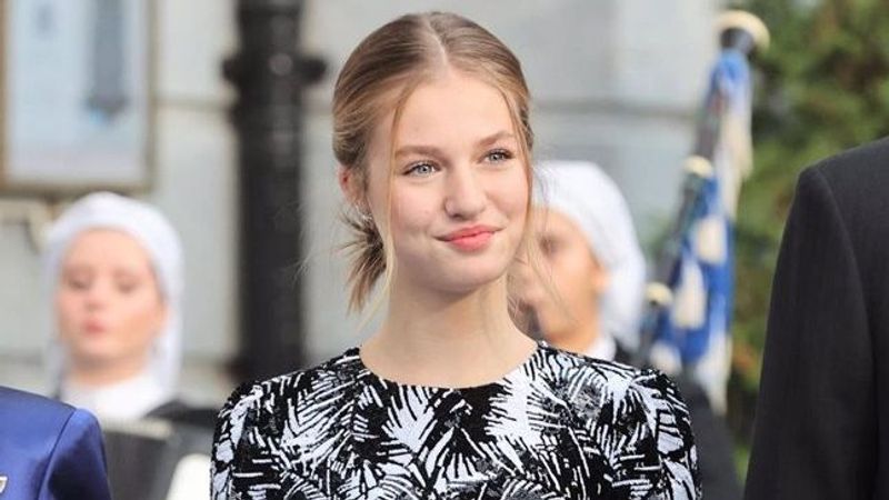 La primera foto de la princesa Leonor en bikini, con gafas de sol y en ...