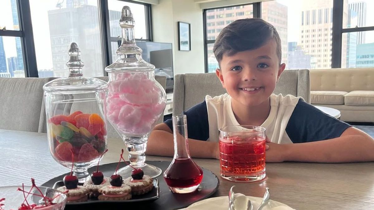 Leo Kelly, el actor y crítico de cócteles infantil que triunfa en Instagram