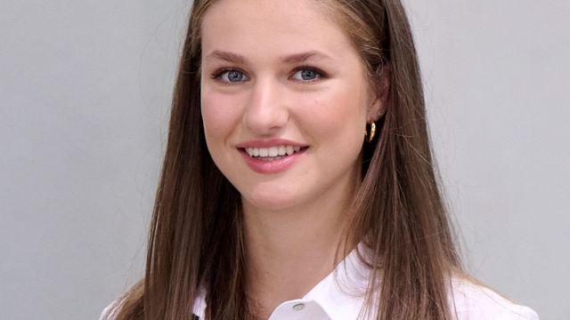 La primera foto de la princesa Leonor en bikini, con gafas de sol y en ...