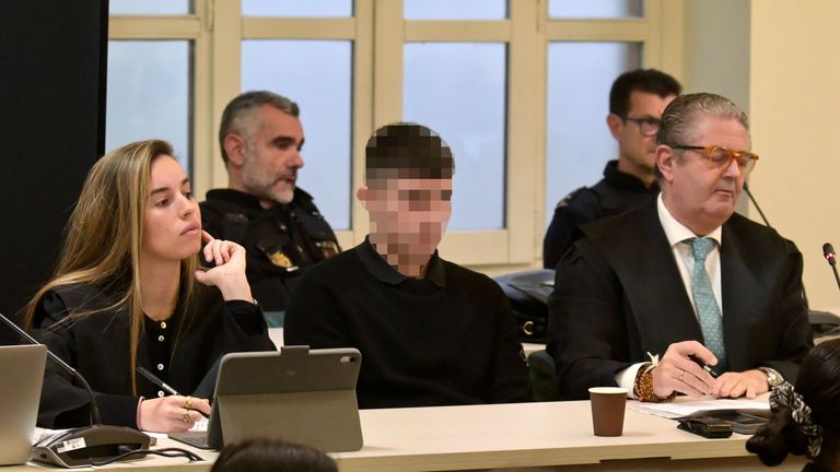 El jurado declara culpables a los dos jóvenes acusados de matar a otro en un apeadero de Cantabria