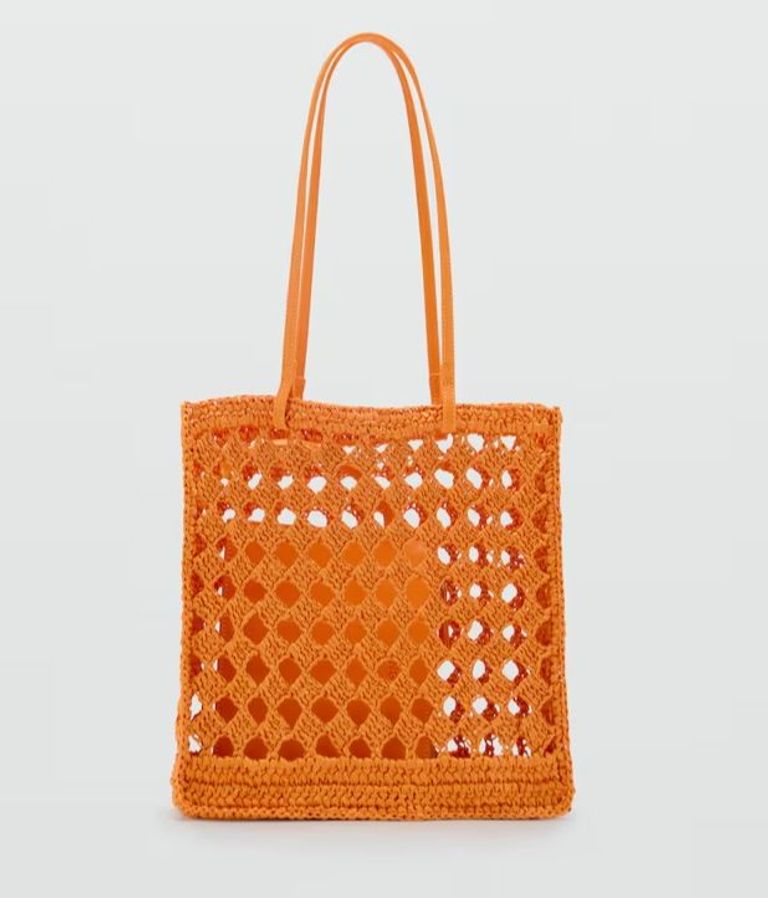 El bolso de Mango de fibra natural que se parece mucho a un icono de ...