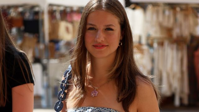 Nuevas fotos de Leonor en bikini: la prensa europea publica las imágenes con sus amigos