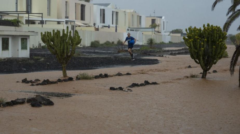 La primera emergencia por inundaciones en Lanzarote causa 150 incidencias