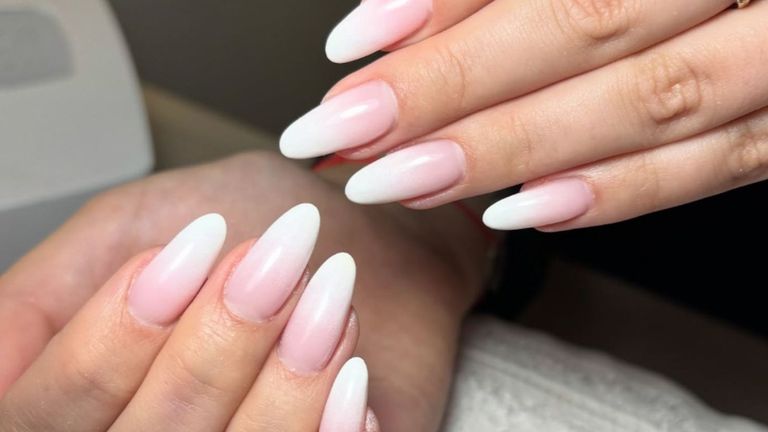 Las 8 uñas francesas difuminadas que más se llevan este 2025
