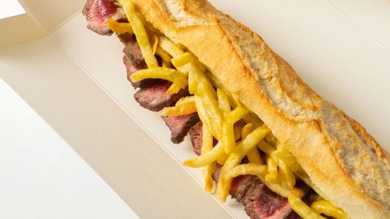 Solo 100 al día: la baguette de entrecot con salsa secreta y patatas ...