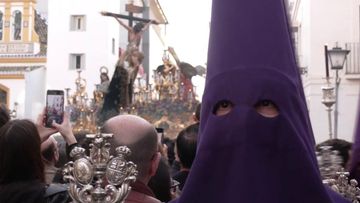 Qué significado tiene el capirote: el sombrero de más de un metro de ...