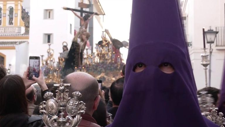 Qué significado tiene el capirote: el sombrero de más de un metro de ...