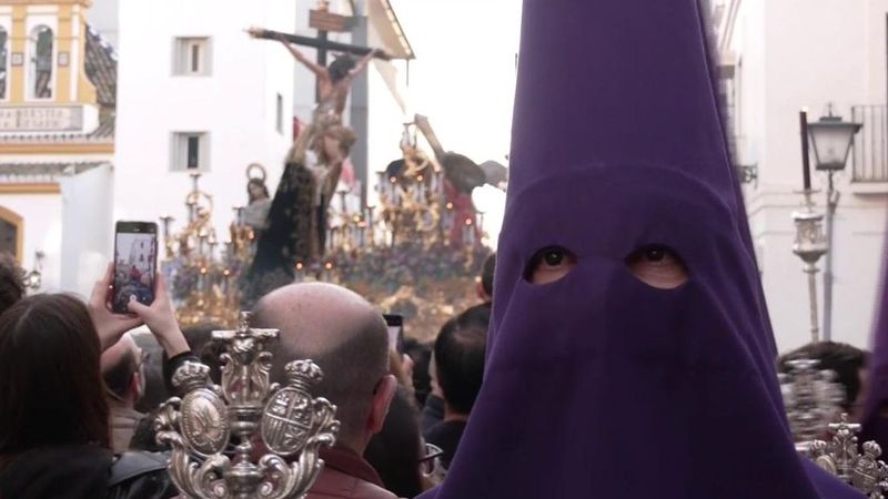 Qué significado tiene el capirote: el sombrero de más de un metro de ...