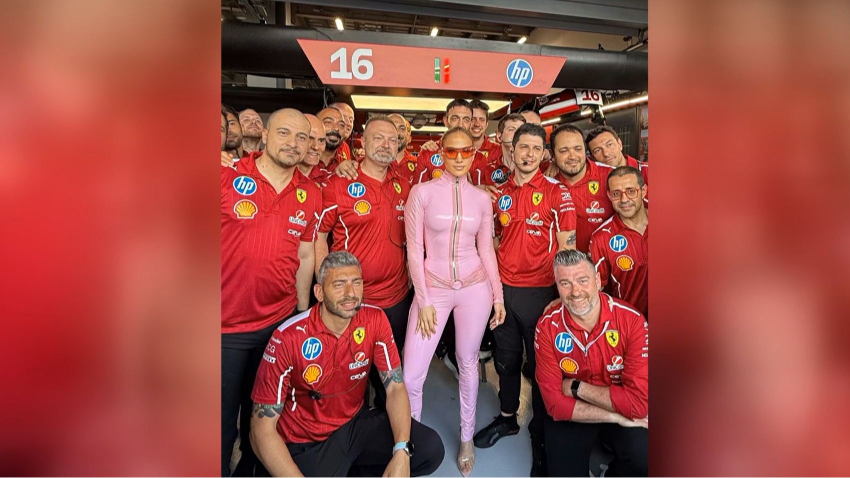 Jennifer Lopez, la diva de Ferrari, revoluciona el box en Arabia Saudí