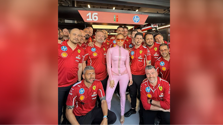 Jennifer Lopez, la diva de Ferrari, revoluciona el box en Arabia Saudí