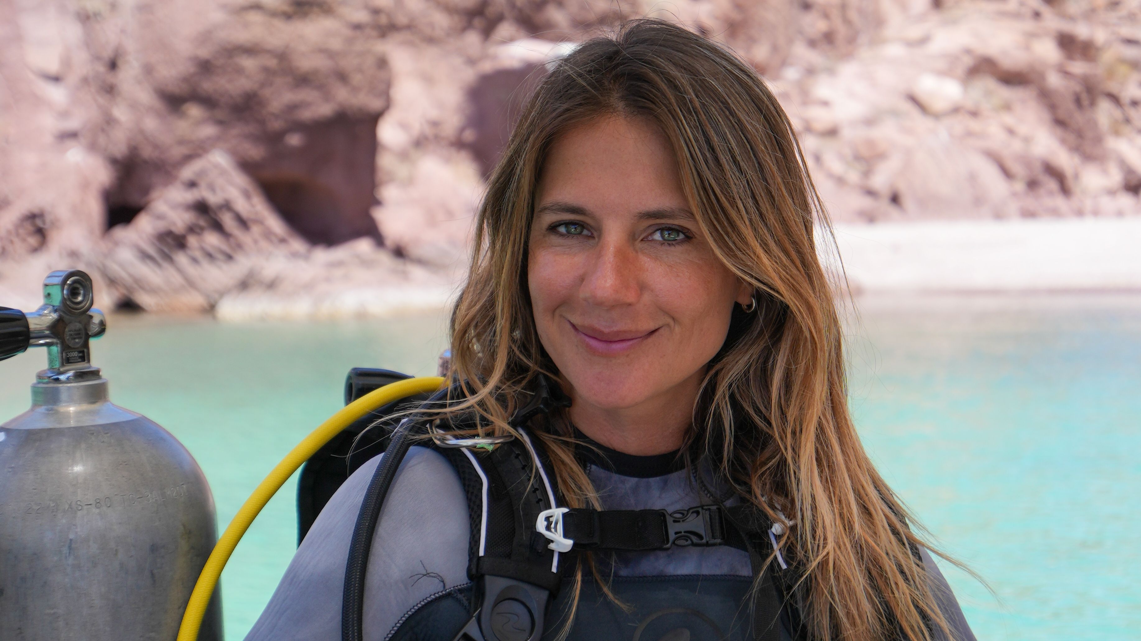 Gádor Muntaner, la bióloga que nada entre tiburones: "No son 'monstruos asesinos"