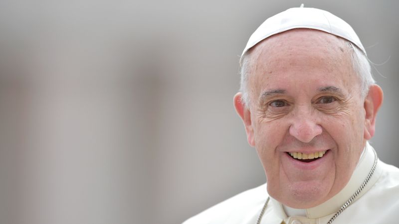 Un grupo de personas sin recursos esperará el féretro del papa antes de ...