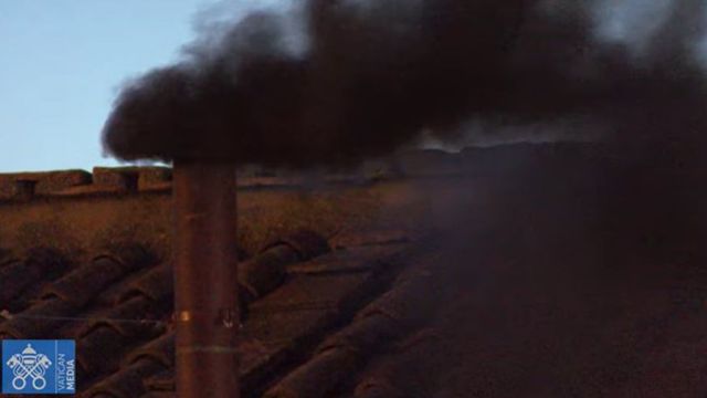 Fumata negra en la primera votación para elegir al nuevo papa ...