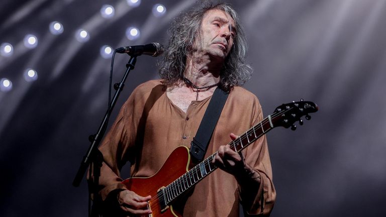 Muere Robe Iniesta a los 63: por qué Extremoduro se convirtió en un ...