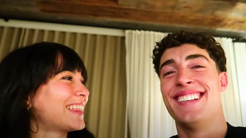 Aitana y Plex "están juntos y se lían" delante del equipo del youtuber: los detalles