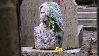 El busto robado de la tumba de Jim Morrison reaparece casi cuatro décadas después