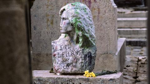 El busto robado de la tumba de Jim Morrison reaparece casi cuatro décadas después