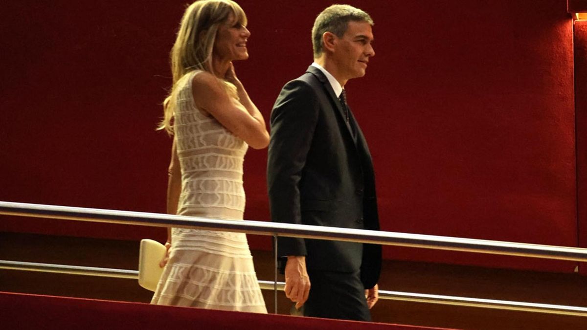 Pedro Sánchez y Begoña Gómez, con muletas, en la graduación de su hija ...