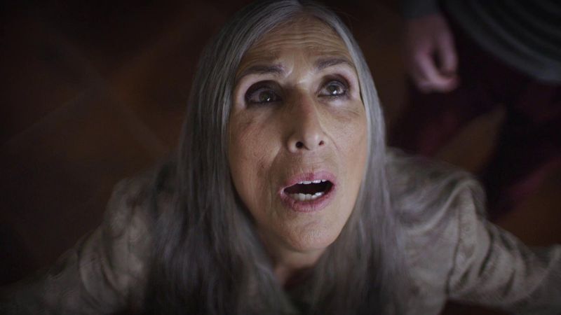 Descubre aterrada que en su nueva casa hay una presencia inesperada ...